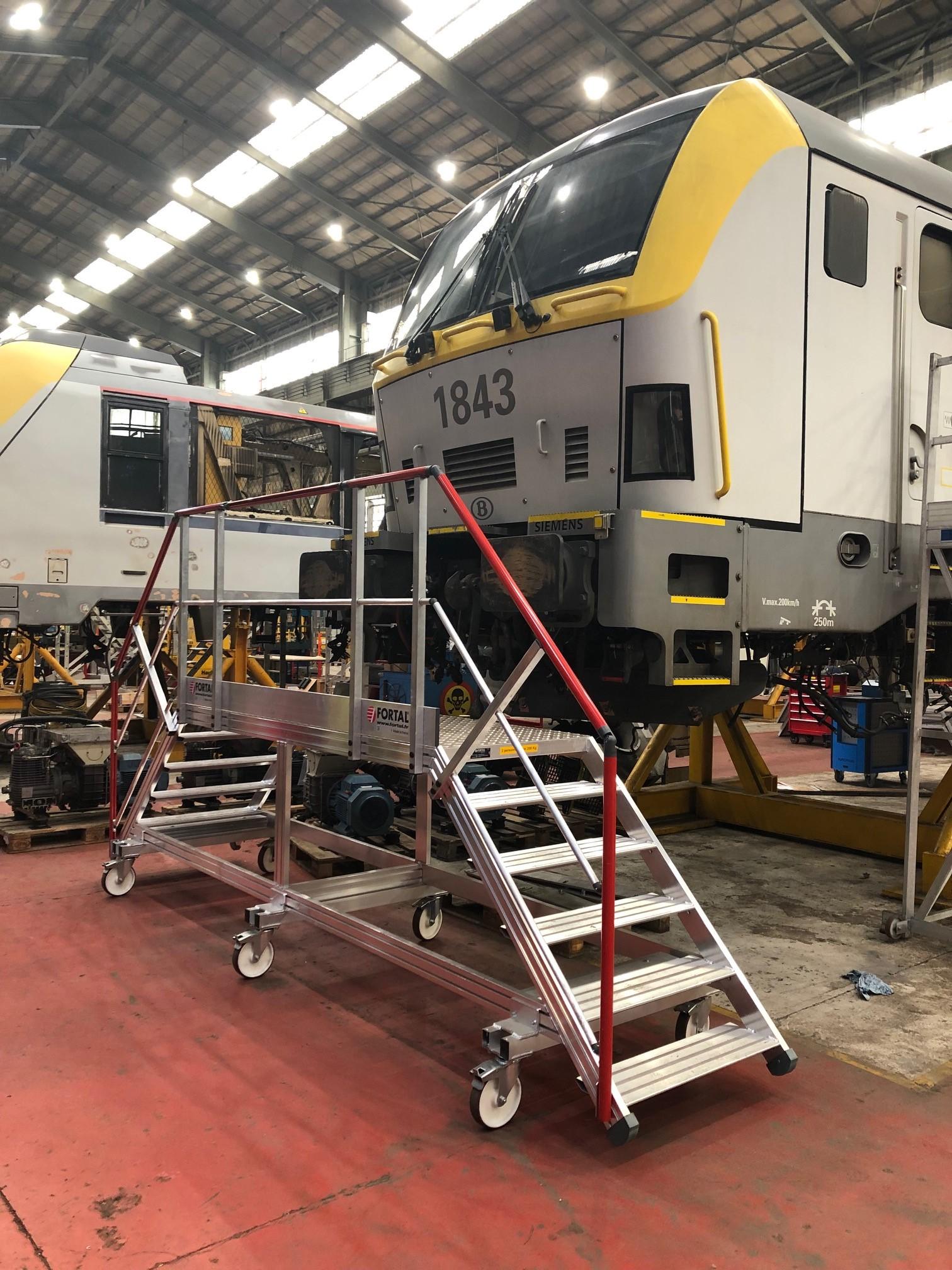 Passerelle mobile pour accès recharge climatiseurs