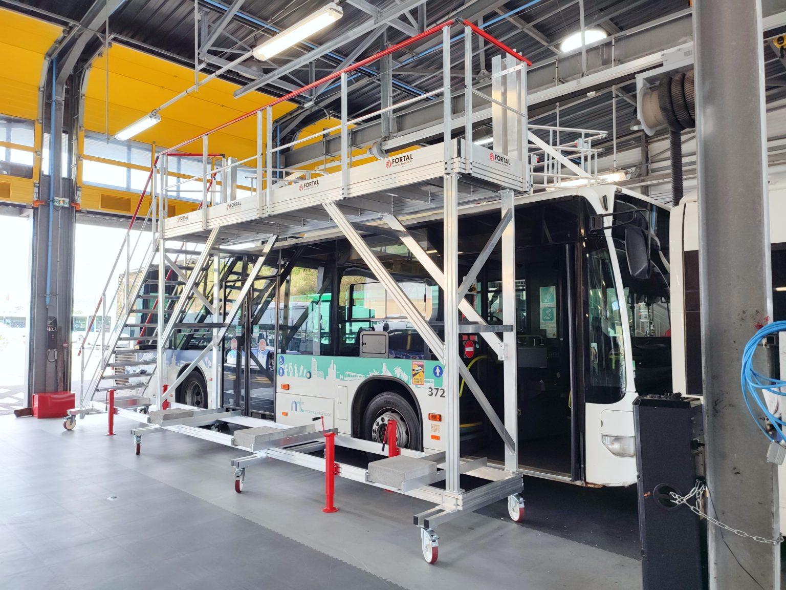 Plateforme mobile pour accès en toiture de bus - Fortal
