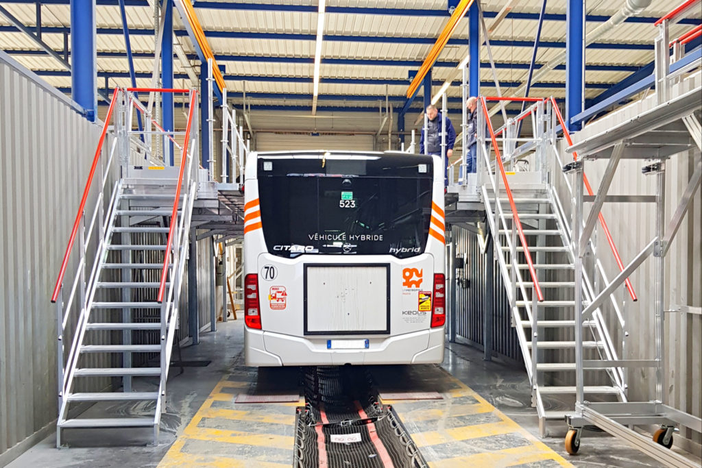 Fixed platform for bus maintenance