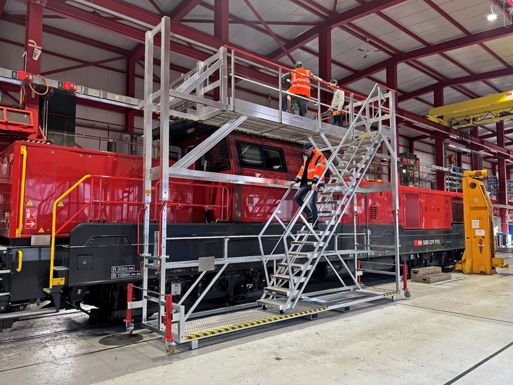 Mobile platform for train roof maintenance