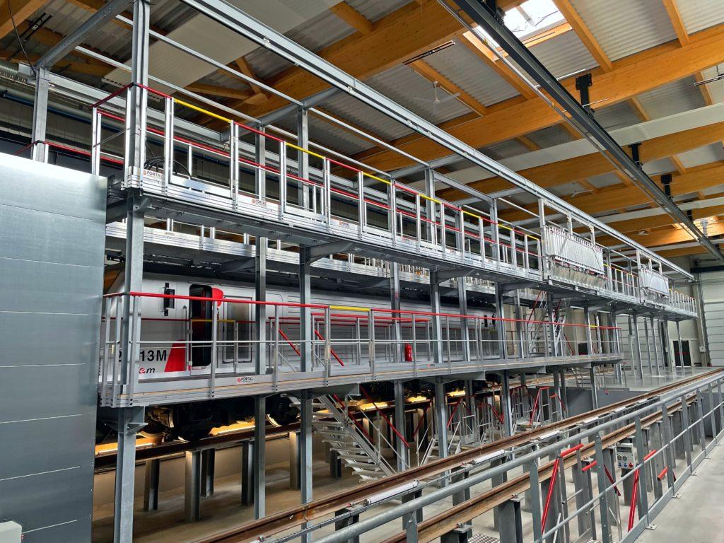 Fixed platform with deployable rings for train maintenance